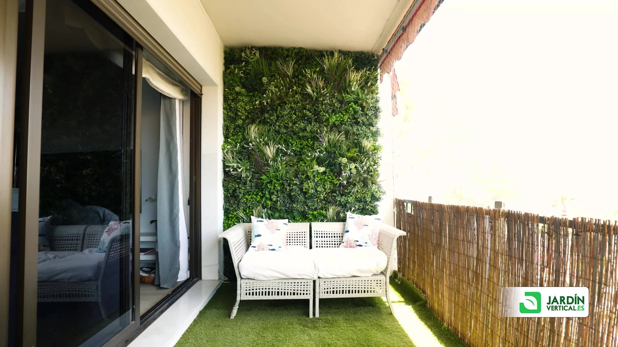 How to Install an Artificial Vertical Garden [Step by Step]